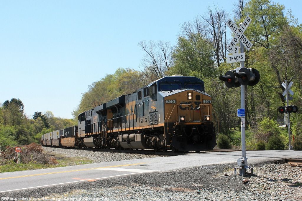 CSX 700 and train L036